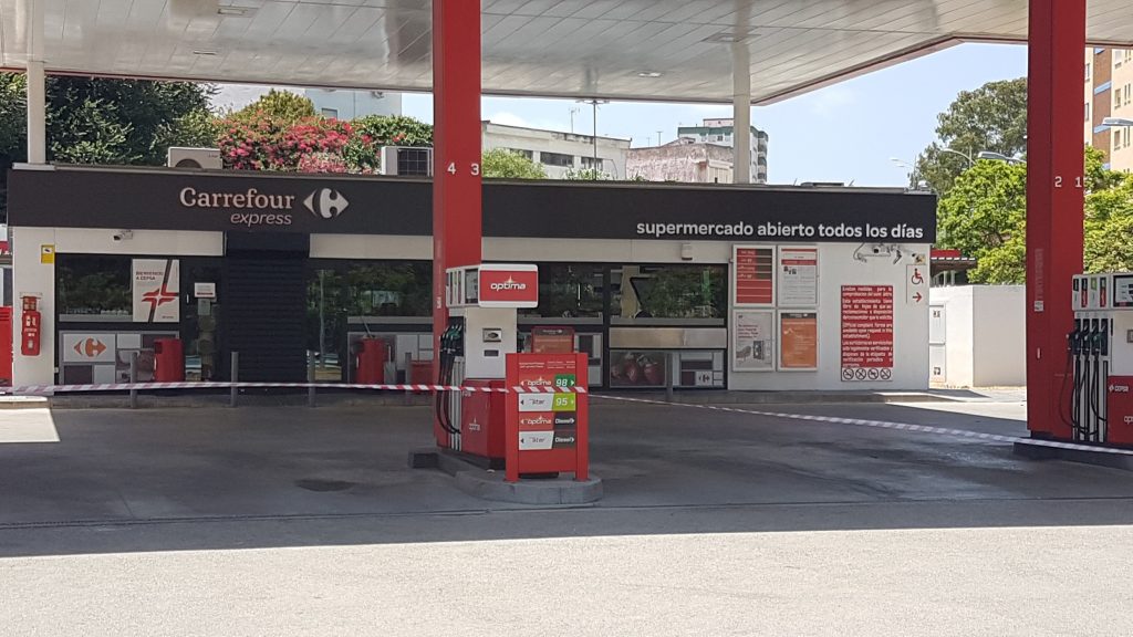 LA GASOLINERA CEPSA Y EL CARREFOUR EXPRESS DE LA GRANJA CLAUSURADOS POR ...
