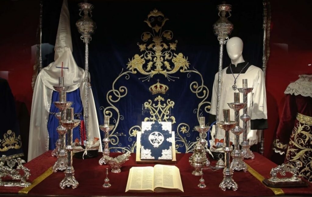 LA HERMANDAD DE LA TRINIDAD EXPONE SUS ENSERES EN EL CORTE INGLÉS ...